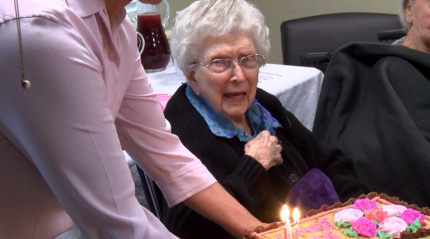 Abilene High grad turns 102, sings fight song | khou.com